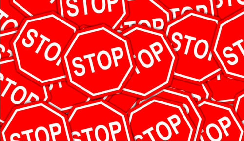 Implantation Réglementaire d'un Panneau Stop AB4 et d'un Panneau AB5